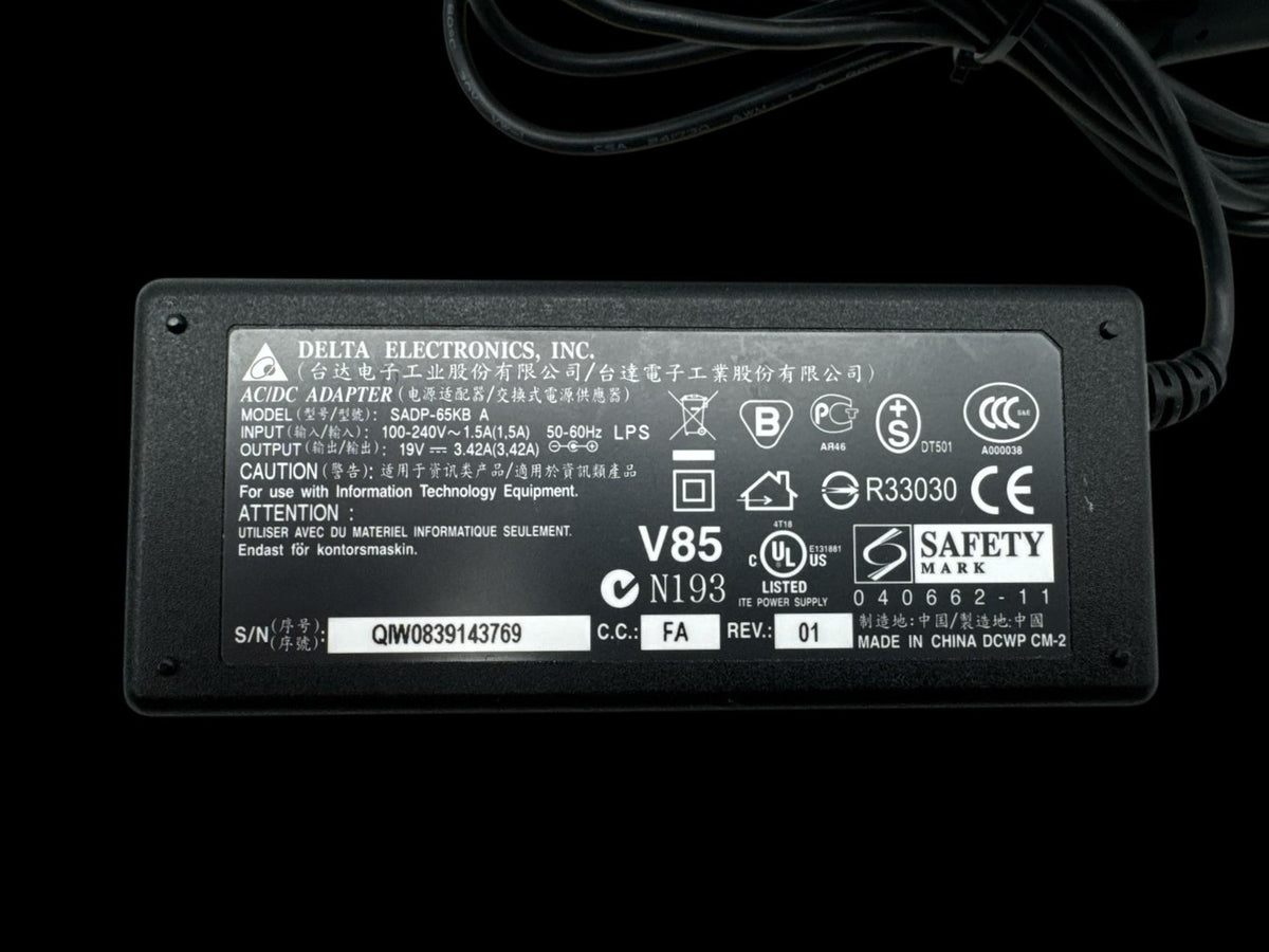 Delta AC/DC Adapter. Modell: SADP-65KB A 19V, 3.42A, 65W (beg ...